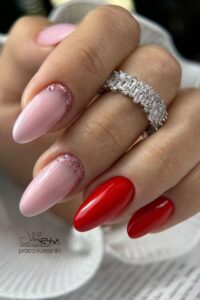 Glam Up with These 15 Glittery Princess-Effect Nail Ideas