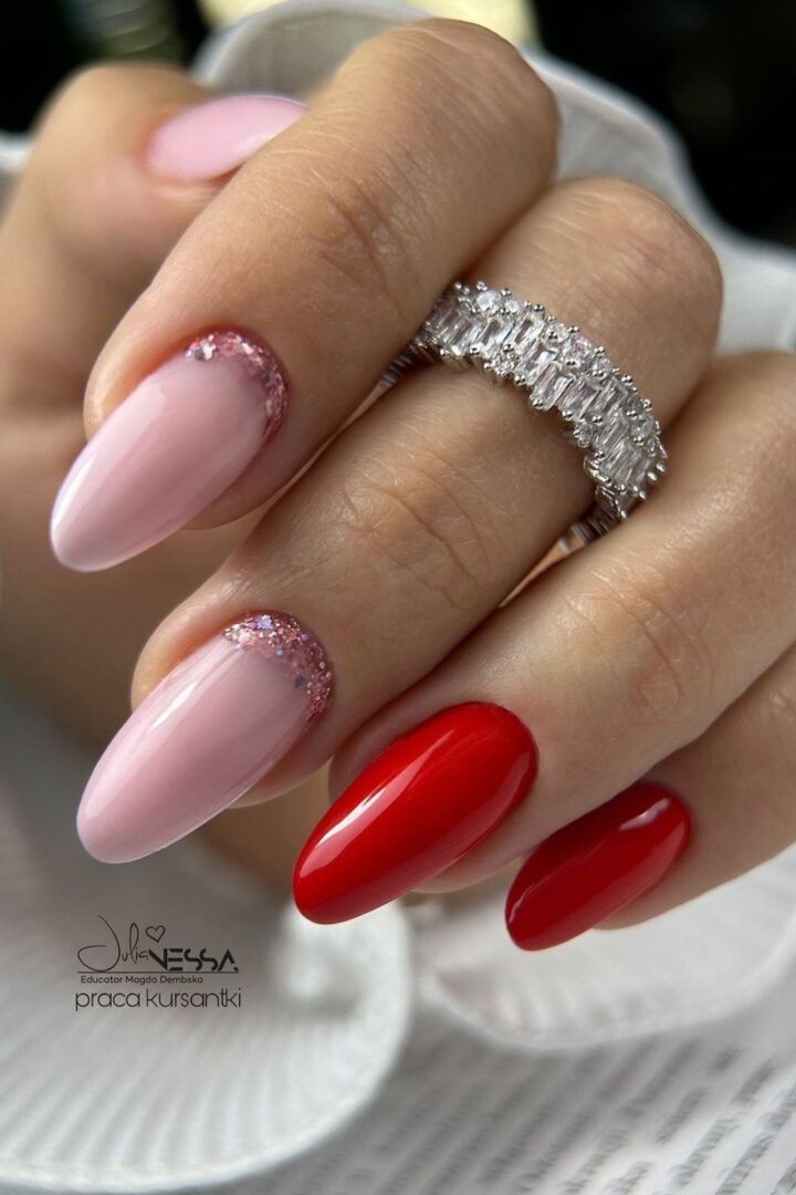 Glam Up with These 15 Glittery Princess-Effect Nail Ideas