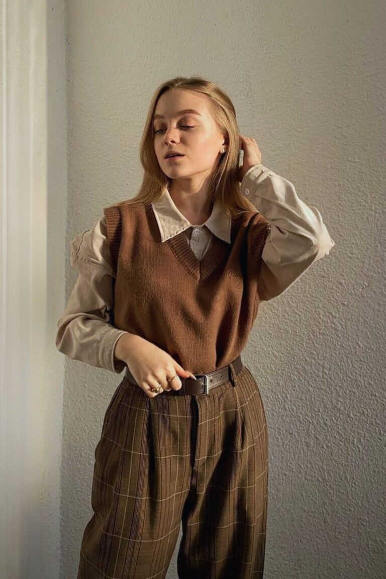 30 Dark Academia Outfit Ideas for the Ultimate Bookish Vibe