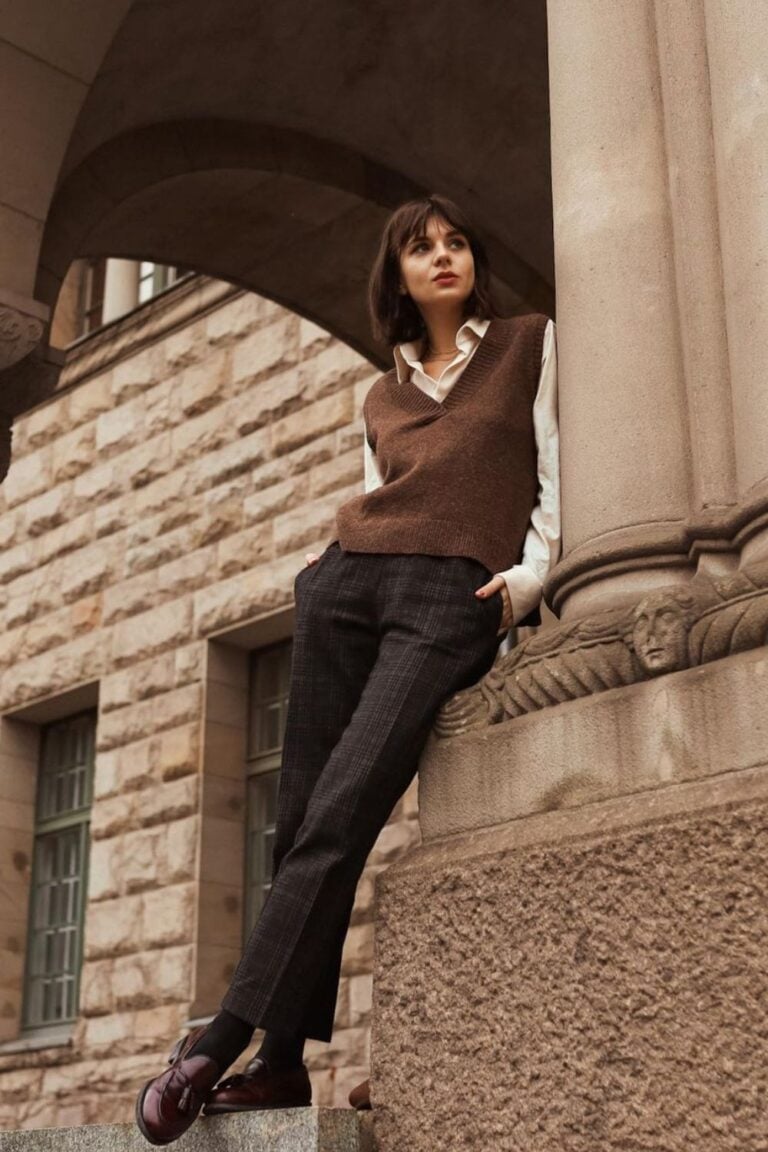 30 Dark Academia Outfit Ideas for the Ultimate Bookish Vibe