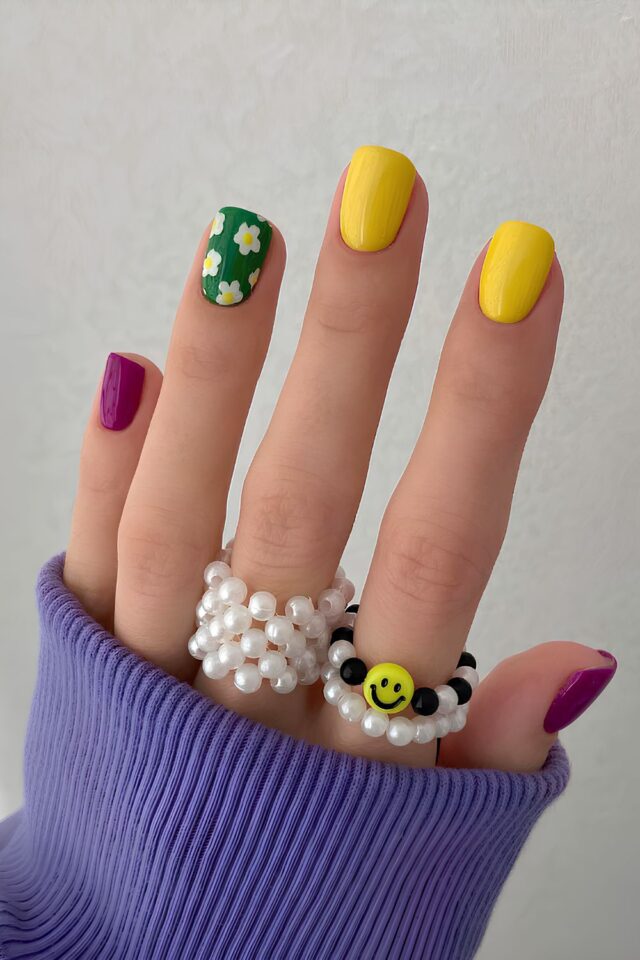 35 Daisy Nail Designs for the Prettiest Floral Mani Ever