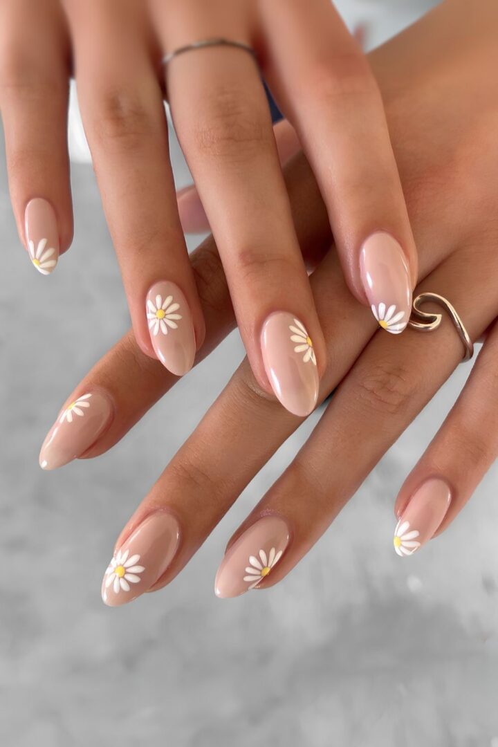 35 Daisy Nail Designs for the Prettiest Floral Mani Ever